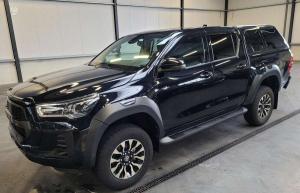 Melns Toyota Hilux 2023 Kauņa, ar dzinēja tilpumu 2.76 L un nobraukumu 23 tūkst. km par 35900 €, foto  vietnē AUTOMOTO.COM.LV