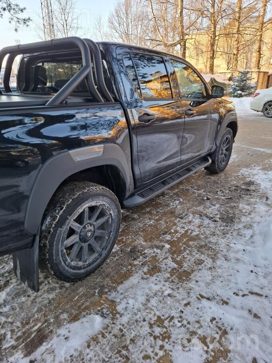 Black Toyota Hilux 2023 in Riga, with an engine capacity of 2.80 L and mileage of 24 thousand km for 43000 €, photo 4 on AUTOMOTO.COM.LV