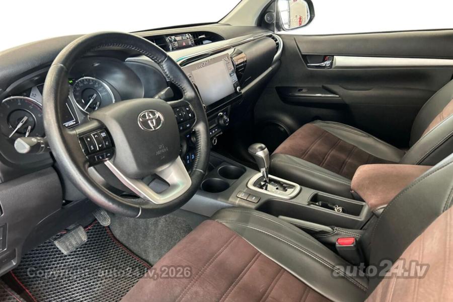 Melns Toyota Hilux 2023 Pērnava, ar dzinēja tilpumu 2.76 L un nobraukumu 47 tūkst. km par 43500 €, foto 11 vietnē AUTOMOTO.COM.LV