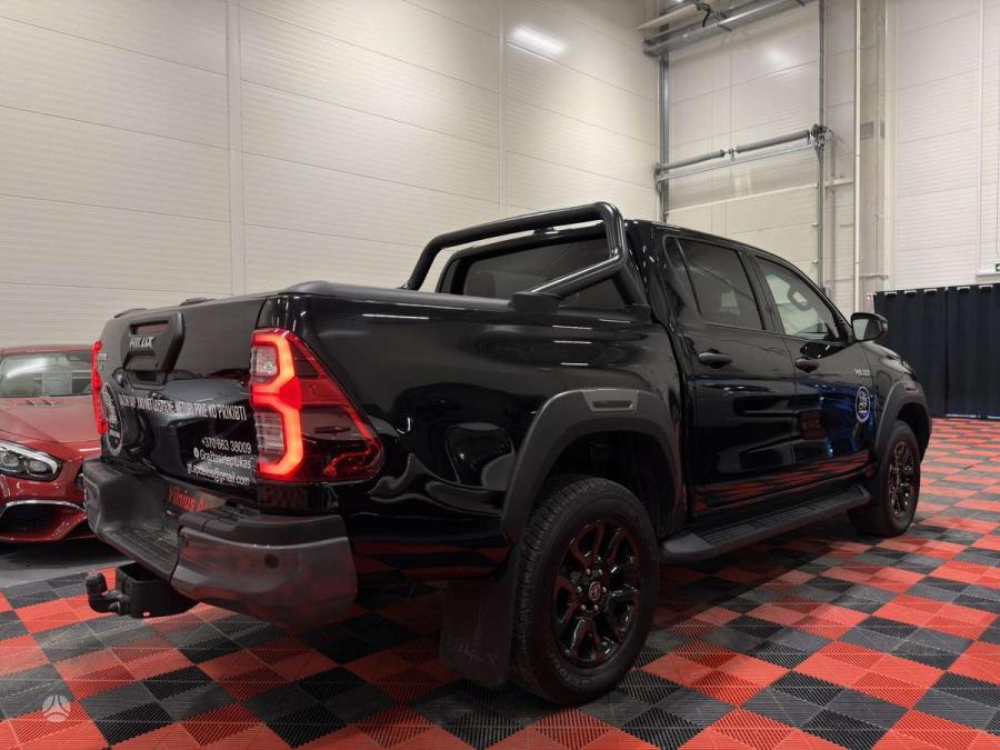 Melns Toyota Hilux 2025 Viļņa, ar dzinēja tilpumu 2.76 L un nobraukumu 22 tūkst. km par 50941 €, foto 4 vietnē AUTOMOTO.COM.LV