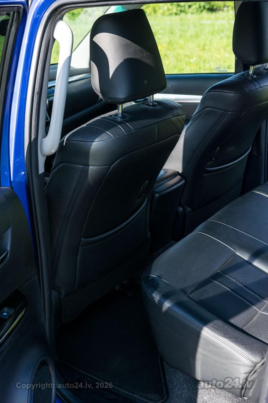 Blue Toyota Hilux 2017 in Parnu, with an engine capacity of 2.40 L and mileage of 174 thousand km for 31700 €, photo 11 on AUTOMOTO.COM.LV