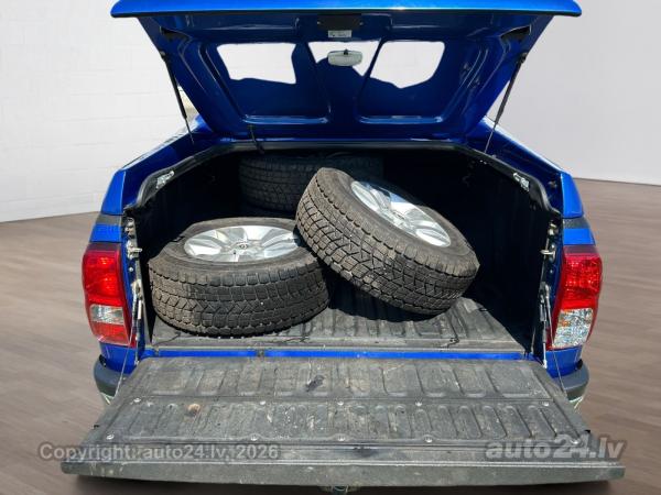 Blue Toyota Hilux 2017 in Parnu, with an engine capacity of 2.40 L and mileage of 250 thousand km for 23200 €, photo 10 on AUTOMOTO.COM.LV