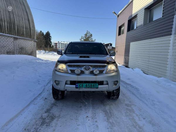 Brown Toyota Hilux 2007 in Kaunas, with an engine capacity of 2.49 L and mileage of 308 thousand km for 5600 €, photo 1 on AUTOMOTO.COM.LV