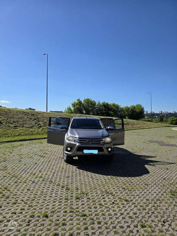 Brown Toyota Hilux 2020 in Kaunas, with an engine capacity of 2.39 L and mileage of 149 thousand km for 24900 €, photo 1 on AUTOMOTO.COM.LV