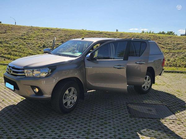 Brown Toyota Hilux 2020 in Kaunas, with an engine capacity of 2.39 L and mileage of 149 thousand km for 24900 €, photo 4 on AUTOMOTO.COM.LV