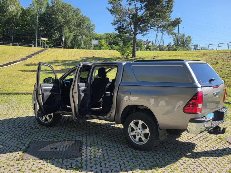 Brown Toyota Hilux 2020 in Kaunas, with an engine capacity of 2.39 L and mileage of 149 thousand km for 24900 €, photo 6 on AUTOMOTO.COM.LV