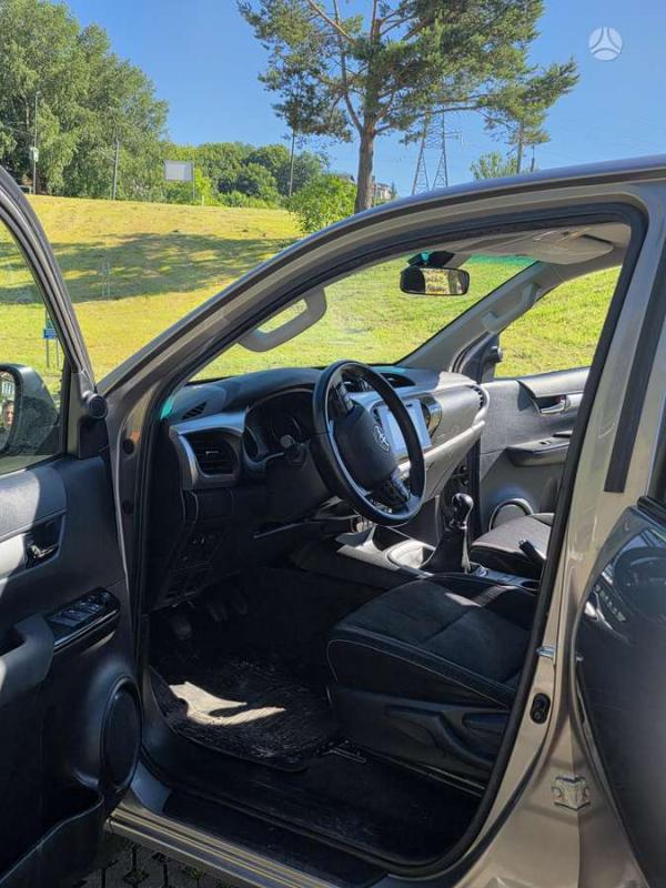 Brown Toyota Hilux 2020 in Kaunas, with an engine capacity of 2.39 L and mileage of 149 thousand km for 24900 €, photo 7 on AUTOMOTO.COM.LV