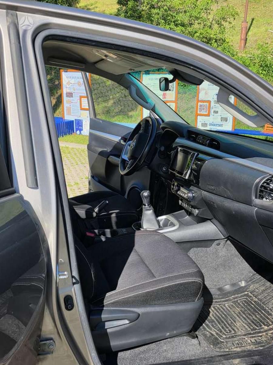 Brown Toyota Hilux 2020 in Kaunas, with an engine capacity of 2.39 L and mileage of 149 thousand km for 24900 €, photo 9 on AUTOMOTO.COM.LV