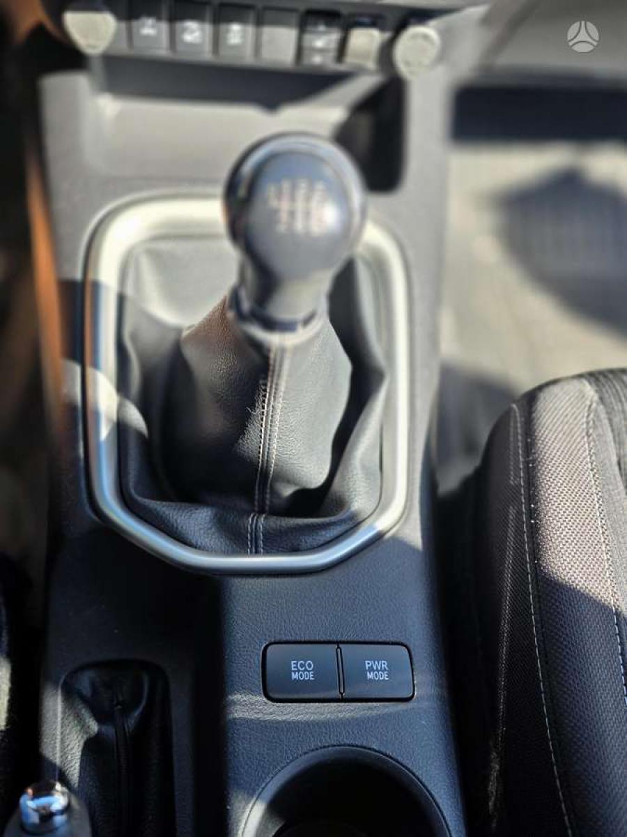 Brown Toyota Hilux 2020 in Kaunas, with an engine capacity of 2.39 L and mileage of 149 thousand km for 24900 €, photo 19 on AUTOMOTO.COM.LV