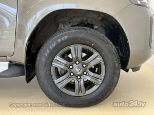Brown Toyota Hilux 2021 in Rakvere, with an engine capacity of 2.80 L and mileage of 142 thousand km for 40490 €, photo 14 on AUTOMOTO.COM.LV