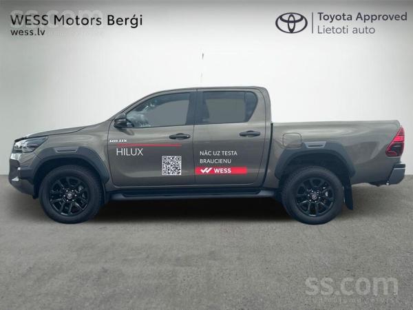 Brūns Toyota Hilux 2025 Rīga, ar dzinēja tilpumu 2.80 L un nobraukumu 3 tūkst. km par 54990 €, foto 3 vietnē AUTOMOTO.COM.LV