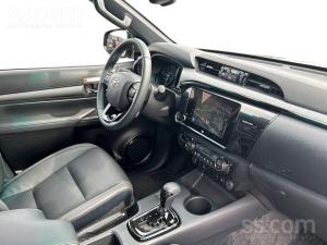 Brūns Toyota Hilux 2025 Rīga, ar dzinēja tilpumu 2.80 L un nobraukumu 3 tūkst. km par 54990 €, foto 6 vietnē AUTOMOTO.COM.LV