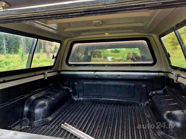 Toyota Hilux 2014 in Tallinn, with an engine capacity of 3.00 L and mileage of 389 thousand km for 17500 €, photo 5 on AUTOMOTO.COM.LV