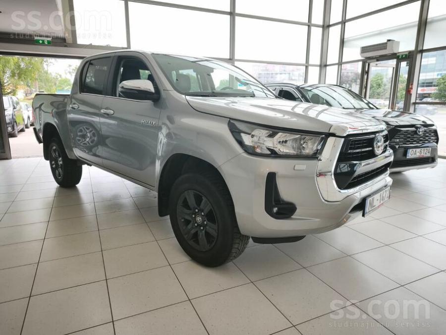 Toyota Hilux 2023 in Riga, with an engine capacity of 2.80 L and mileage of 105 thousand km for 36400 €, photo 5 on AUTOMOTO.COM.LV