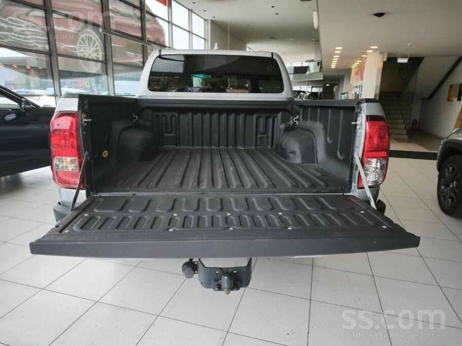 Toyota Hilux 2023 in Riga, with an engine capacity of 2.80 L and mileage of 105 thousand km for 36400 €, photo 8 on AUTOMOTO.COM.LV