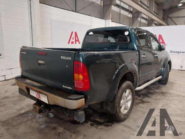 Green Toyota Hilux 2012 in Alytus, with an engine capacity of 2.98 L and mileage of 280 thousand km for 3900 €, photo 7 on AUTOMOTO.COM.LV