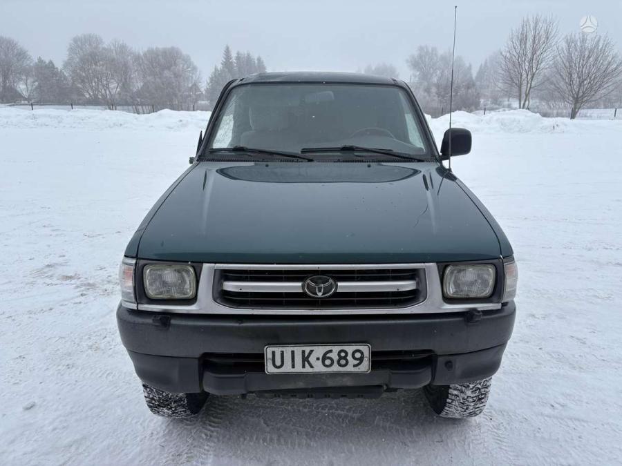 Green Toyota Hilux 1999 in Kelme, with an engine capacity of 2.44 L and mileage of 400 thousand km for 3750 €, photo 2 on AUTOMOTO.COM.LV