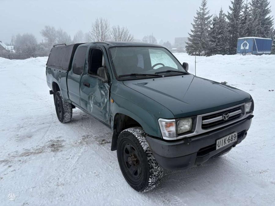 Green Toyota Hilux 1999 in Kelme, with an engine capacity of 2.44 L and mileage of 400 thousand km for 3750 €, photo 3 on AUTOMOTO.COM.LV