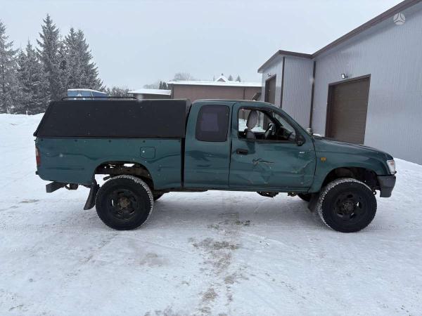 Green Toyota Hilux 1999 in Kelme, with an engine capacity of 2.44 L and mileage of 400 thousand km for 3750 €, photo 4 on AUTOMOTO.COM.LV