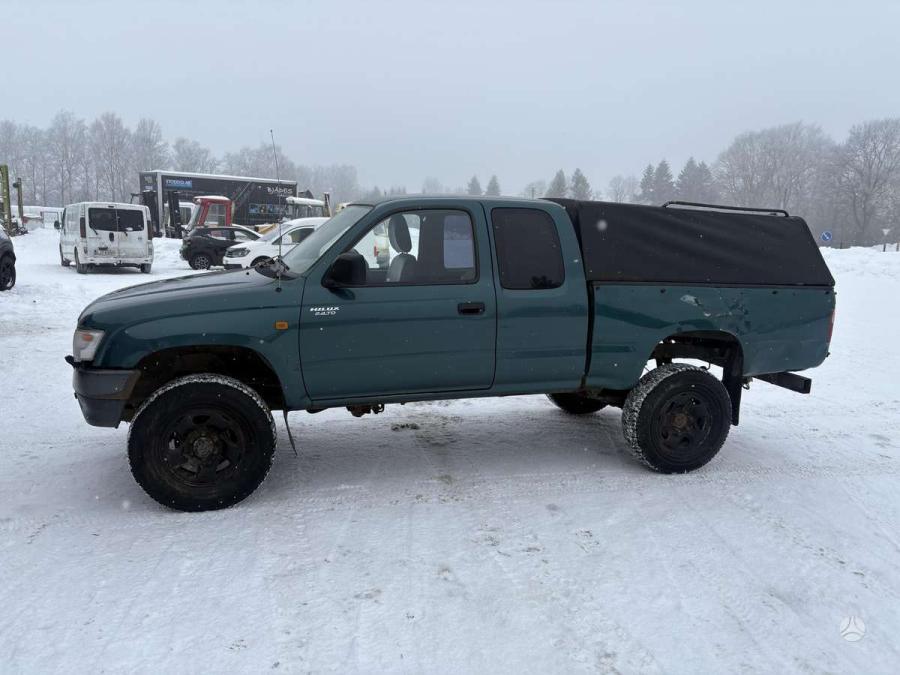 Green Toyota Hilux 1999 in Kelme, with an engine capacity of 2.44 L and mileage of 400 thousand km for 3750 €, photo 8 on AUTOMOTO.COM.LV