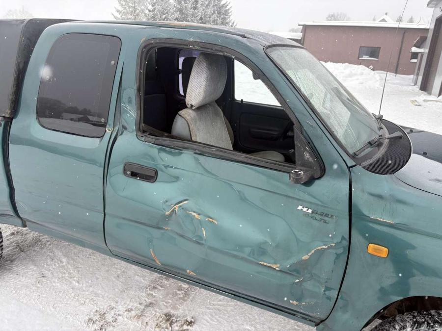 Green Toyota Hilux 1999 in Kelme, with an engine capacity of 2.44 L and mileage of 400 thousand km for 3750 €, photo 9 on AUTOMOTO.COM.LV