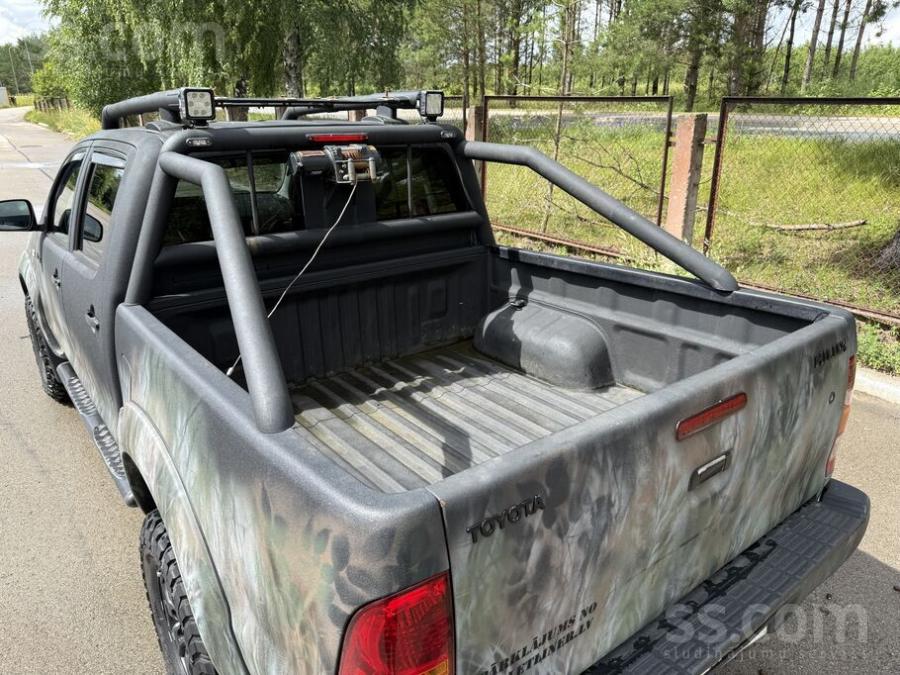 Green Toyota Hilux 2011 in Valka, with an engine capacity of 3.00 L and mileage of 280 thousand km for 13400 €, photo 9 on AUTOMOTO.COM.LV