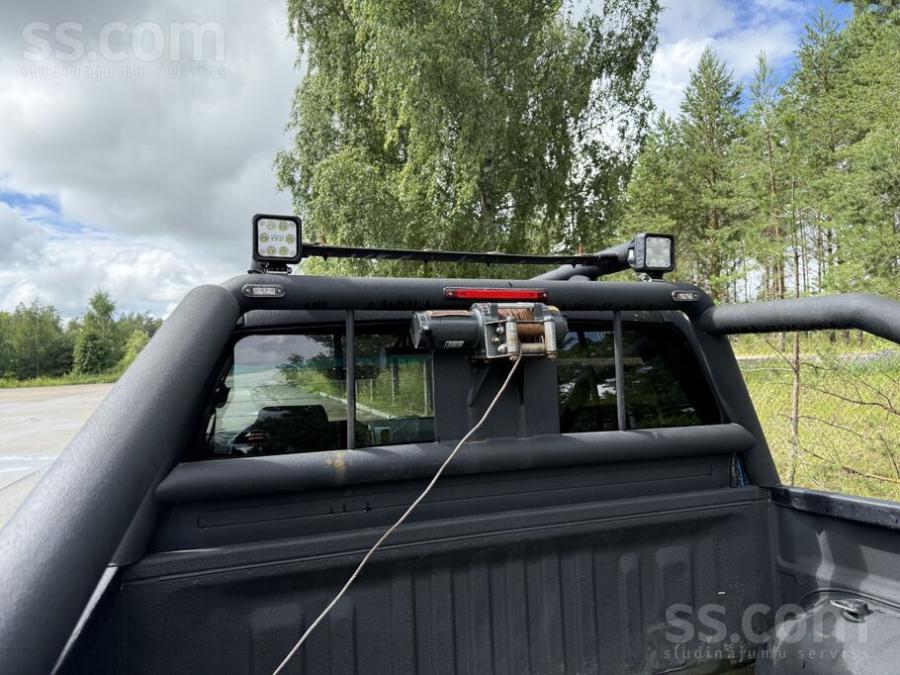 Green Toyota Hilux 2011 in Valka, with an engine capacity of 3.00 L and mileage of 280 thousand km for 13400 €, photo 10 on AUTOMOTO.COM.LV