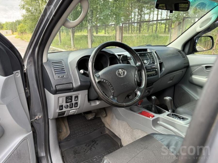 Green Toyota Hilux 2011 in Valka, with an engine capacity of 3.00 L and mileage of 280 thousand km for 13400 €, photo 12 on AUTOMOTO.COM.LV