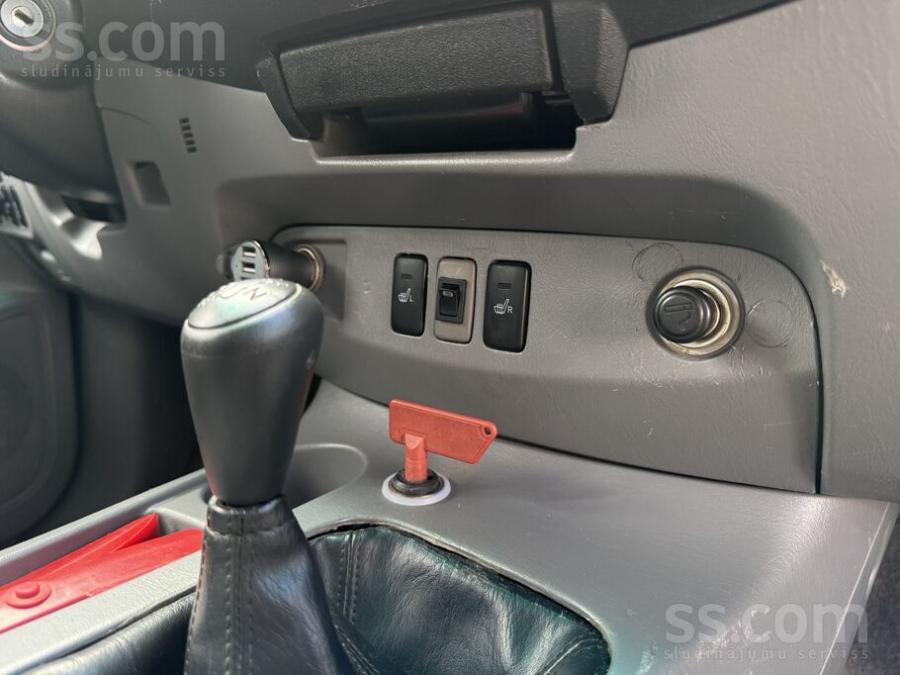 Green Toyota Hilux 2011 in Valka, with an engine capacity of 3.00 L and mileage of 280 thousand km for 13400 €, photo 17 on AUTOMOTO.COM.LV