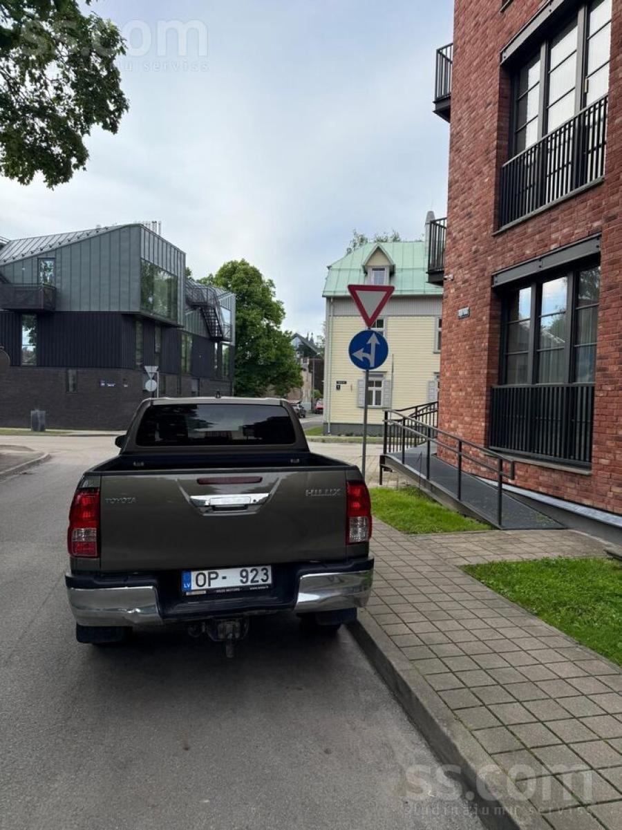 Zaļš Toyota Hilux 2022 Rīga, ar dzinēja tilpumu 2.40 L un nobraukumu 187 tūkst. km par 27500 €, foto 5 vietnē AUTOMOTO.COM.LV