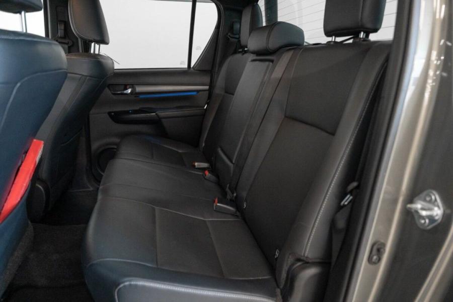 Zaļš Toyota Hilux 2022 Viļņa, ar dzinēja tilpumu 2.80 L un nobraukumu 86 tūkst. km par 38900 €, foto 21 vietnē AUTOMOTO.COM.LV