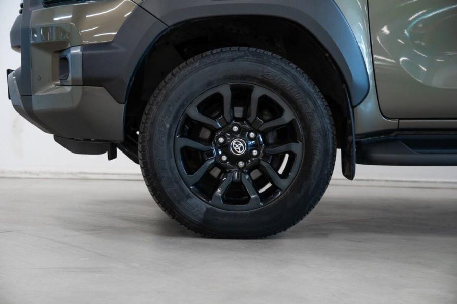 Zaļš Toyota Hilux 2022 Viļņa, ar dzinēja tilpumu 2.80 L un nobraukumu 86 tūkst. km par 38900 €, foto 24 vietnē AUTOMOTO.COM.LV
