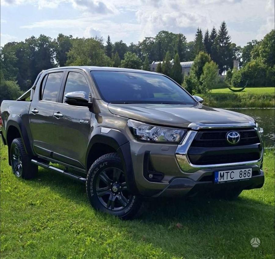 Green Toyota Hilux 2023 in Kelme, with an engine capacity of 2.39 L and mileage of 113 thousand km for 37000 €, photo 1 on AUTOMOTO.COM.LV