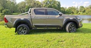 Green Toyota Hilux 2023 in Kelme, with an engine capacity of 2.39 L and mileage of 113 thousand km for 37000 €, photo 3 on AUTOMOTO.COM.LV
