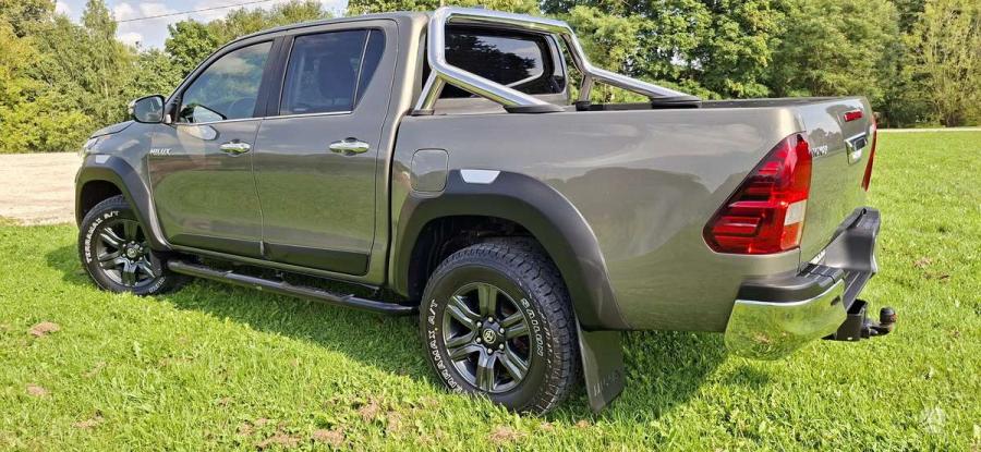 Green Toyota Hilux 2023 in Kelme, with an engine capacity of 2.39 L and mileage of 113 thousand km for 37000 €, photo 4 on AUTOMOTO.COM.LV