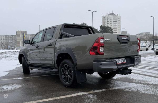 Green Toyota Hilux 2025 in Vilnius, with an engine capacity of 2.76 L and mileage of 27 thousand km for 50820 €, photo 3 on AUTOMOTO.COM.LV