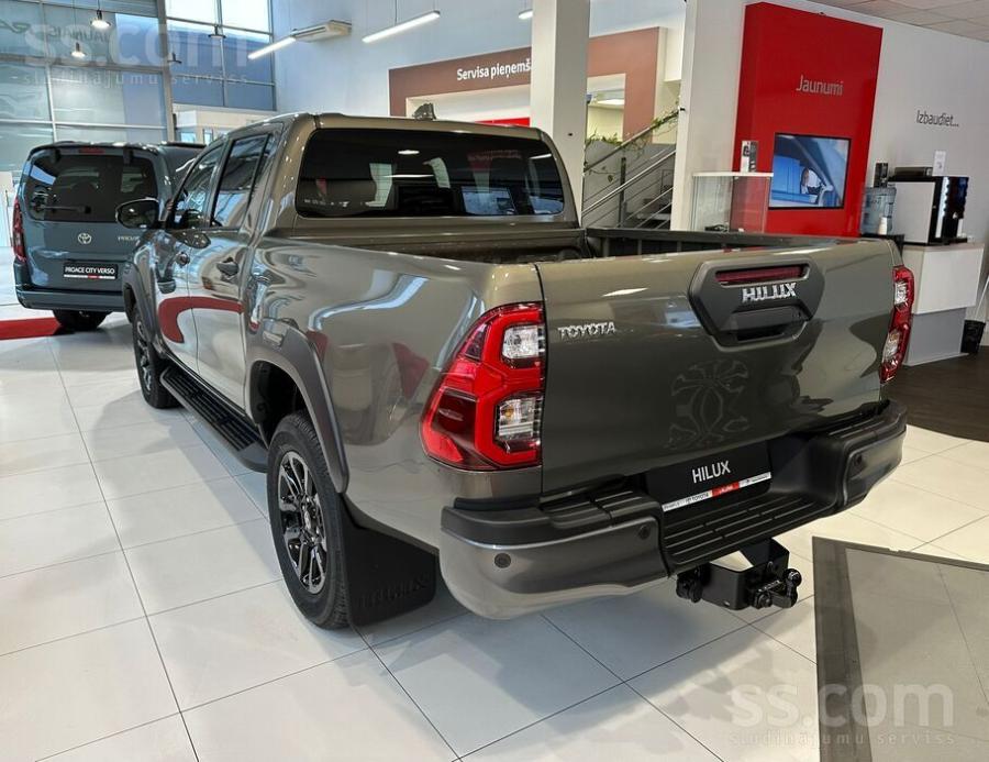 Zaļš Toyota Hilux 2026 Jēkabpils, ar dzinēja tilpumu 2.80 L un nobraukumu 10 tūkst. km par 53700 €, foto 3 vietnē AUTOMOTO.COM.LV