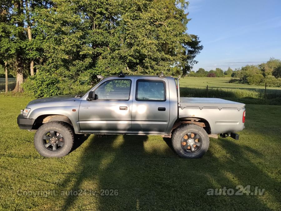 Grey Toyota Hilux 2004 in Paide, with an engine capacity of 2.50 L and mileage of 269 thousand km for 19999 €, photo 4 on AUTOMOTO.COM.LV