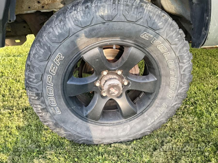 Grey Toyota Hilux 2004 in Paide, with an engine capacity of 2.50 L and mileage of 269 thousand km for 19999 €, photo 20 on AUTOMOTO.COM.LV