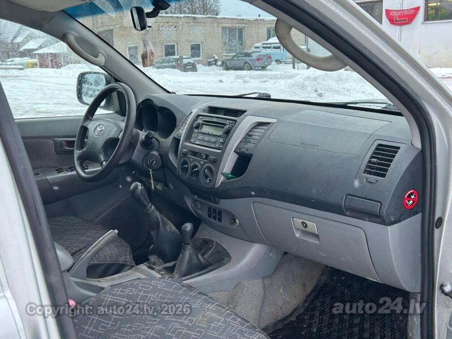 Grey Toyota Hilux 2008 in Valga, with an engine capacity of 2.50 L and mileage of 320 thousand km for 7490 €, photo 19 on AUTOMOTO.COM.LV