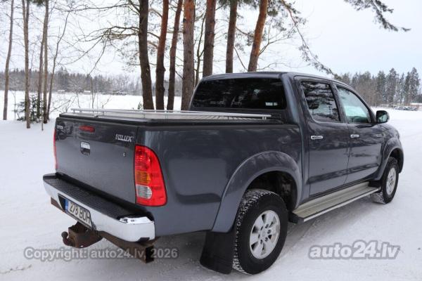 Grey Toyota Hilux 2010 in Rakvere, with an engine capacity of 2.50 L and mileage of 289 thousand km for 11000 €, photo 3 on AUTOMOTO.COM.LV