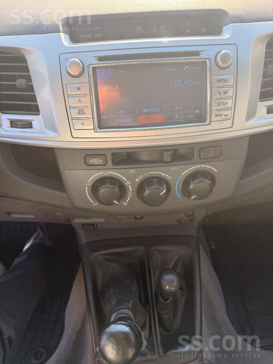 Pelēks Toyota Hilux 2012 Liepāja, ar dzinēja tilpumu 2.50 L un nobraukumu 445 tūkst. km par 13000 €, foto 5 vietnē AUTOMOTO.COM.LV