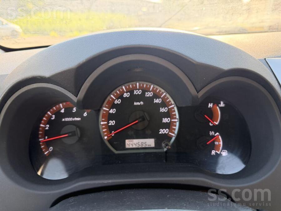 Pelēks Toyota Hilux 2012 Liepāja, ar dzinēja tilpumu 2.50 L un nobraukumu 445 tūkst. km par 13000 €, foto 6 vietnē AUTOMOTO.COM.LV