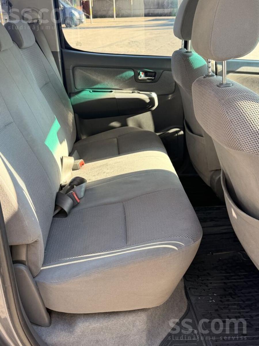 Pelēks Toyota Hilux 2012 Liepāja, ar dzinēja tilpumu 2.50 L un nobraukumu 445 tūkst. km par 13000 €, foto 7 vietnē AUTOMOTO.COM.LV