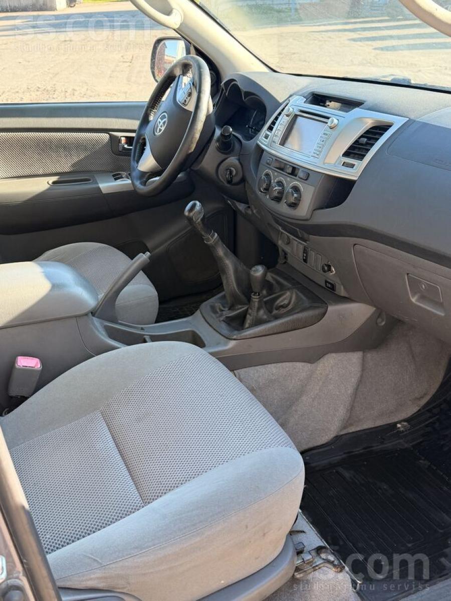 Pelēks Toyota Hilux 2012 Liepāja, ar dzinēja tilpumu 2.50 L un nobraukumu 445 tūkst. km par 13000 €, foto 8 vietnē AUTOMOTO.COM.LV