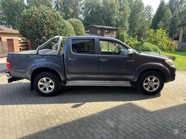 Pelēks Toyota Hilux 2012 Kauņa, ar dzinēja tilpumu 2.49 L un nobraukumu 243 tūkst. km par 12900 €, foto 4 vietnē AUTOMOTO.COM.LV
