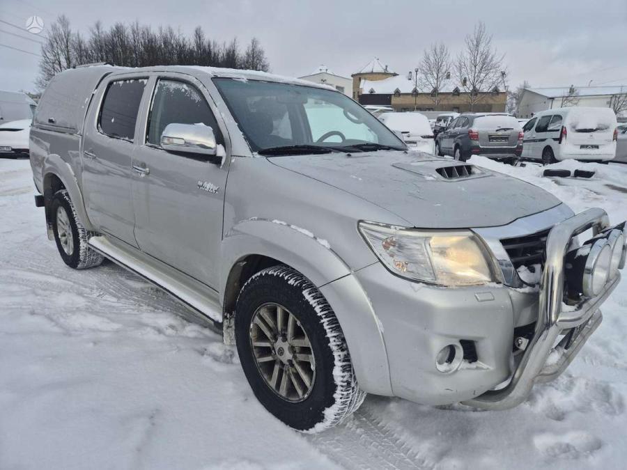 Grey Toyota Hilux 2014 in Siauliai, with an engine capacity of 3.00 L and mileage of 236 thousand km for 14450 €, photo 2 on AUTOMOTO.COM.LV