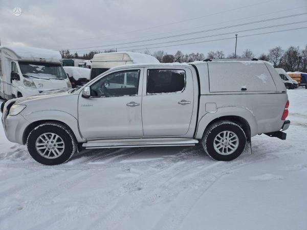 Grey Toyota Hilux 2014 in Siauliai, with an engine capacity of 3.00 L and mileage of 236 thousand km for 14450 €, photo 3 on AUTOMOTO.COM.LV