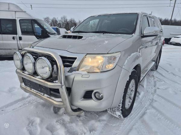 Grey Toyota Hilux 2014 in Siauliai, with an engine capacity of 3.00 L and mileage of 236 thousand km for 14450 €, photo 4 on AUTOMOTO.COM.LV