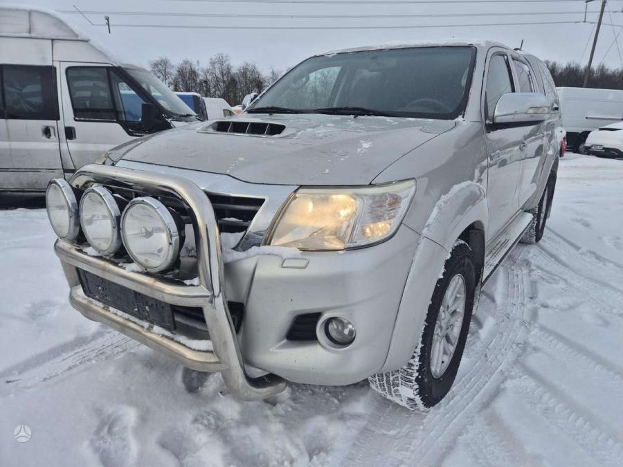 Grey Toyota Hilux 2014 in Siauliai, with an engine capacity of 3.00 L and mileage of 236 thousand km for 14450 €, photo 4 on AUTOMOTO.COM.LV